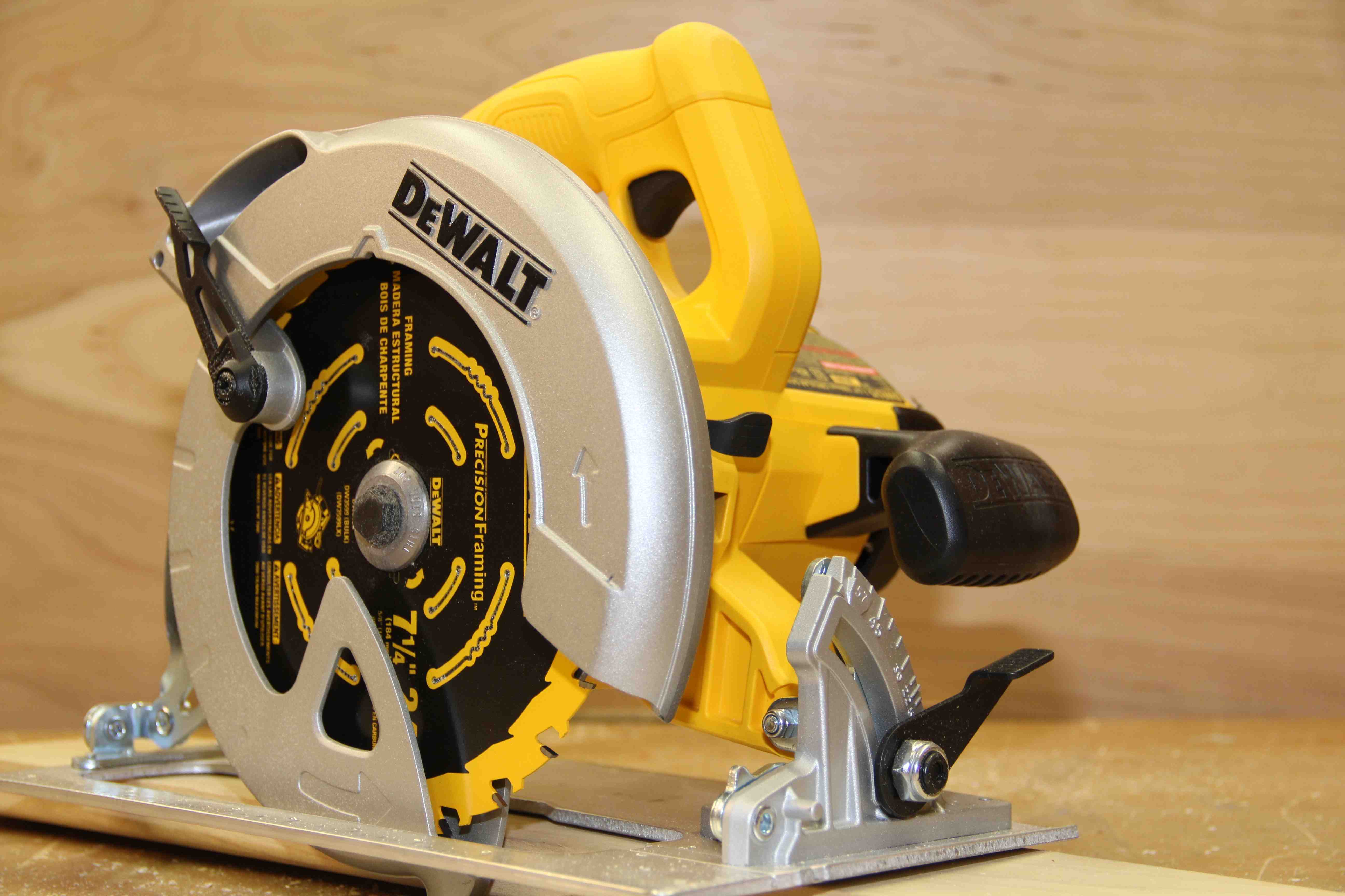 DEWALT Lightweight Circular Saw DWE575 DEWALT Lightweight Circular Saw DWE575
